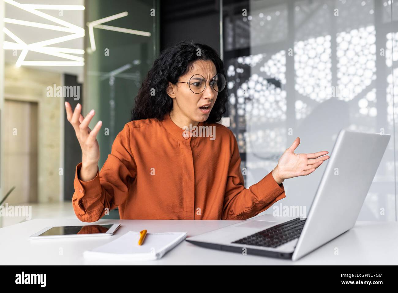 Upset indian woman received hi-res stock photography and images - Alamy