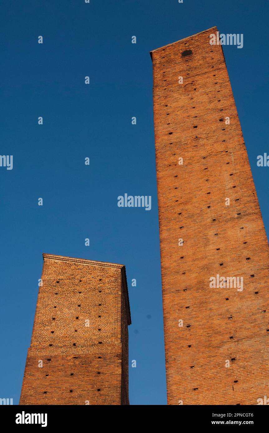 Medieval noble towers Piazza Leonardo da Vinci. Pavia, Lombardy, Italy ...