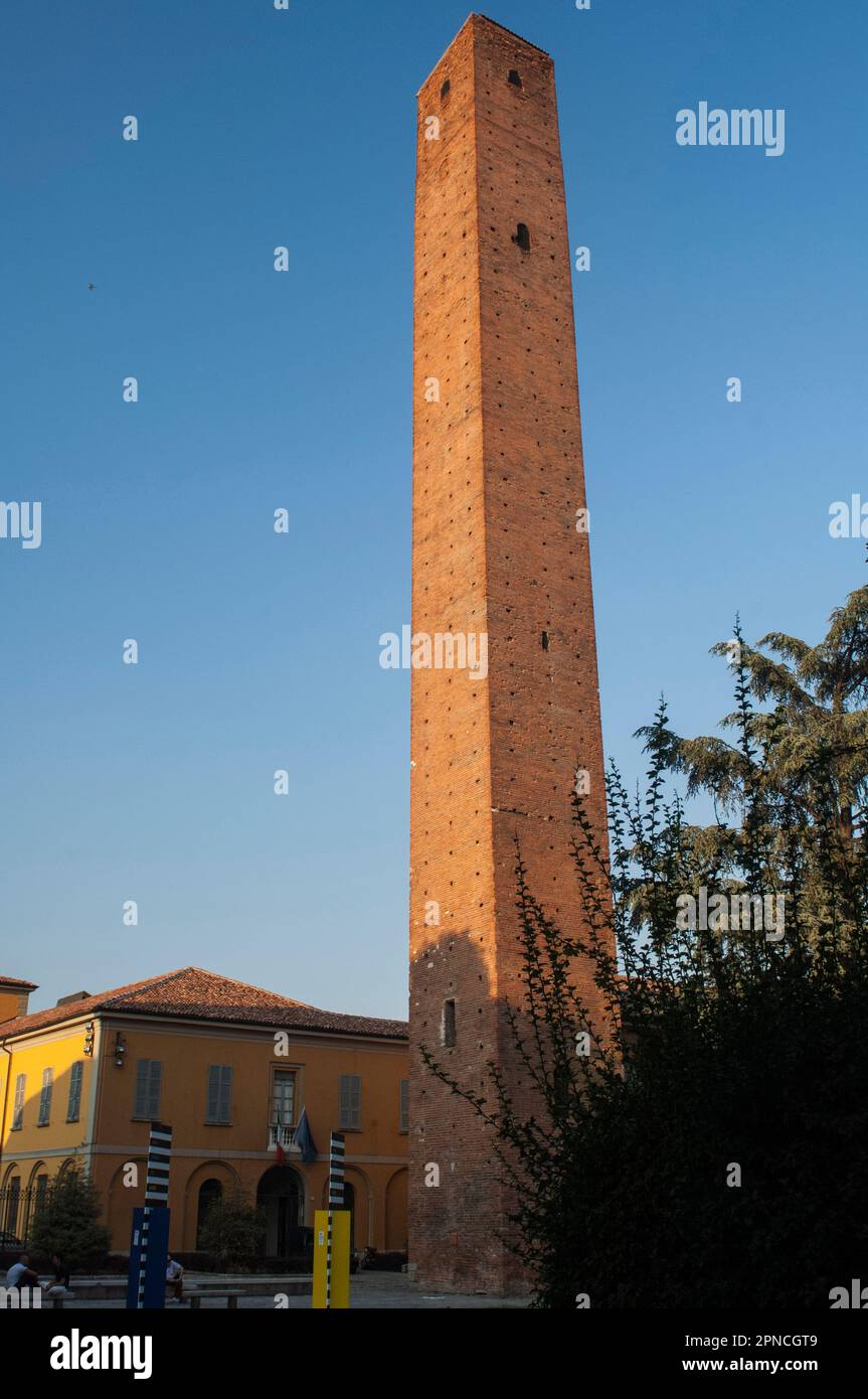 Medieval noble towers Piazza Leonardo da Vinci. Pavia, Lombardy, Italy ...