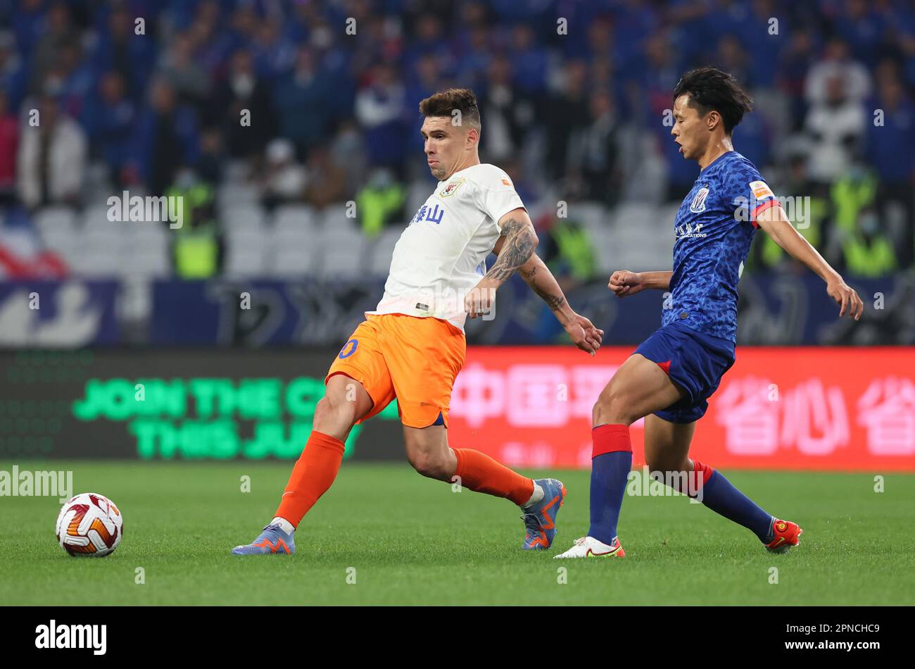 Shanghai Shenhua Football Club defeated Shandong Taishan Football Club ...