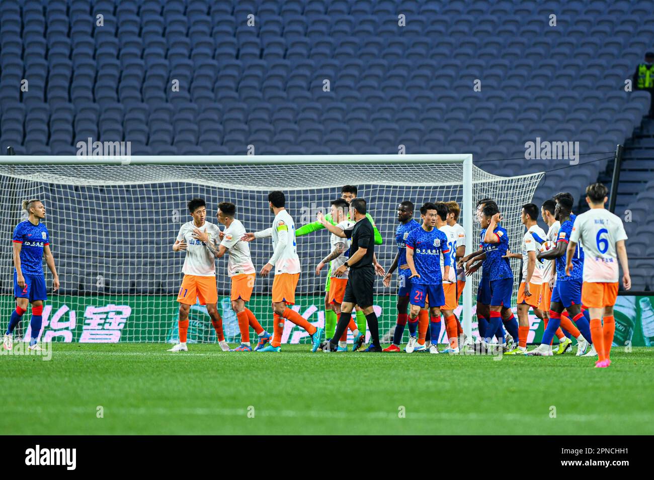 Shanghai Shenhua Football Club defeated Shandong Taishan Football Club ...