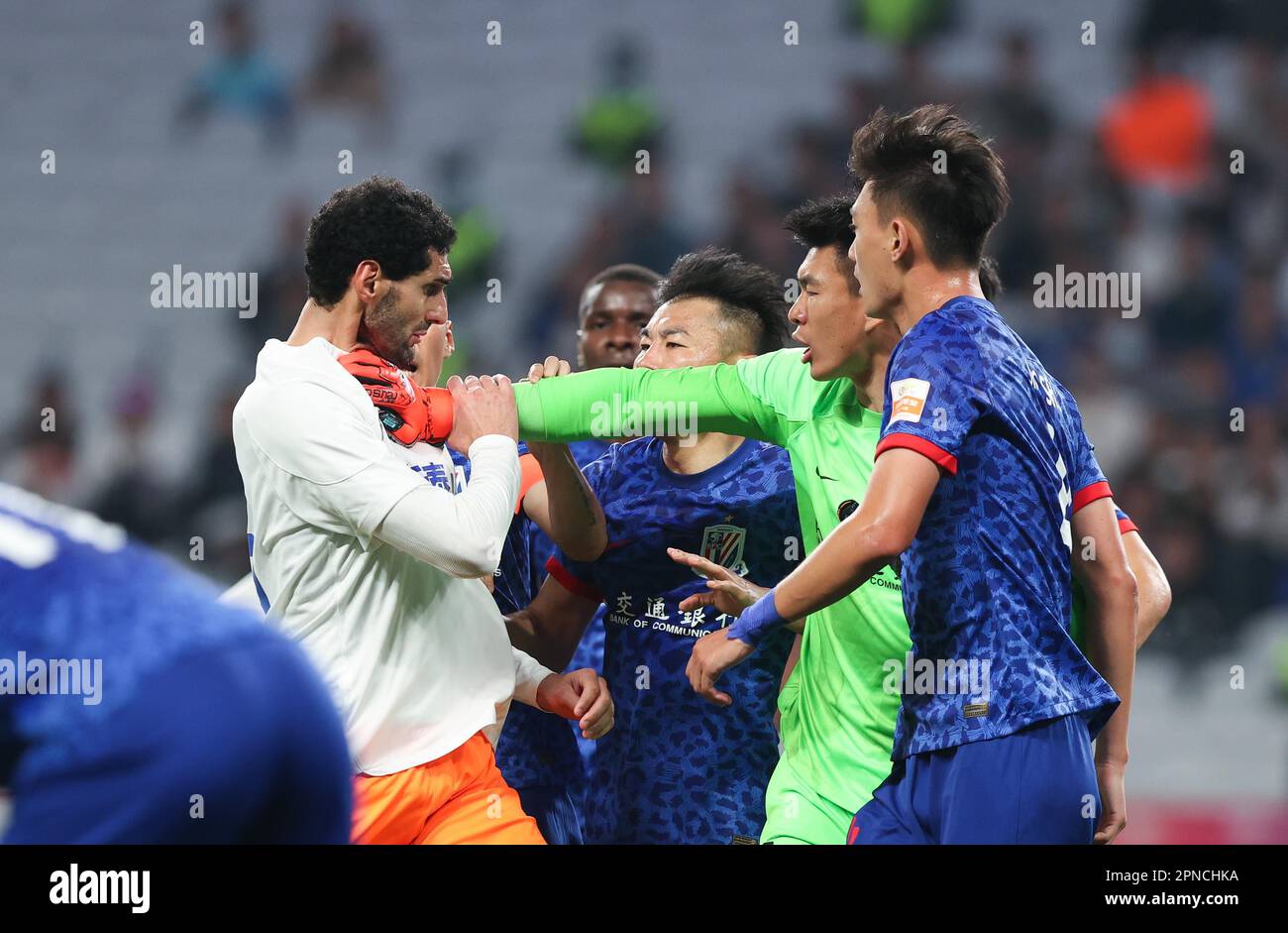 Shanghai Shenhua Football Club defeated Shandong Taishan Football Club ...