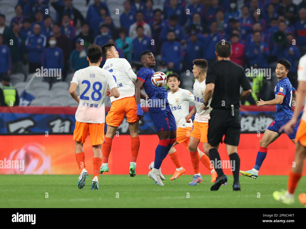Shanghai Shenhua Football Club defeated Shandong Taishan Football Club ...