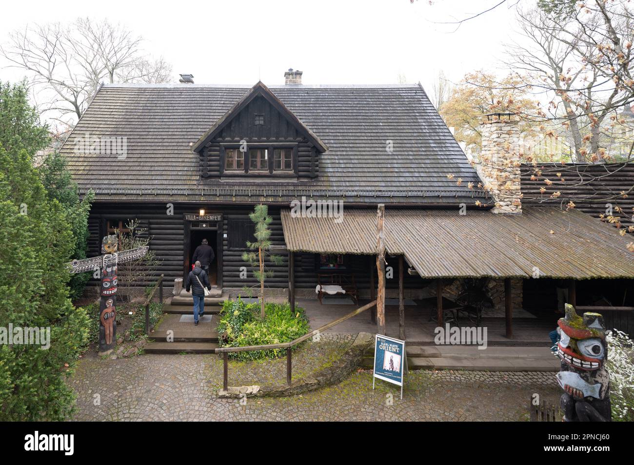 Radebeul, Germany. 18th Apr, 2023. Visitors enter the "Villa Bärenfett ...