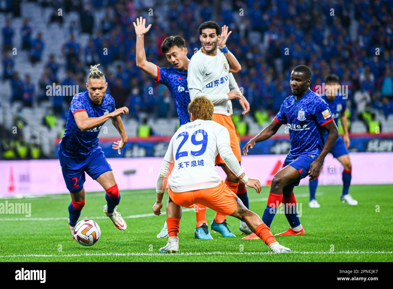 Shanghai Shenhua Football Club defeated Shandong Taishan Football Club ...