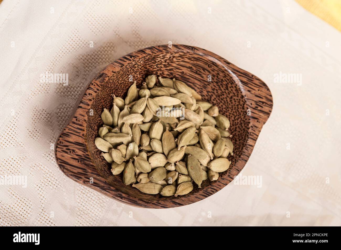 Cardamom seeds in a small timber bowl Stock Photo - Alamy