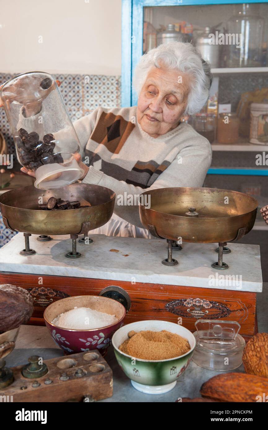 Domestic processing of chocolate according to the Modican tradition ...