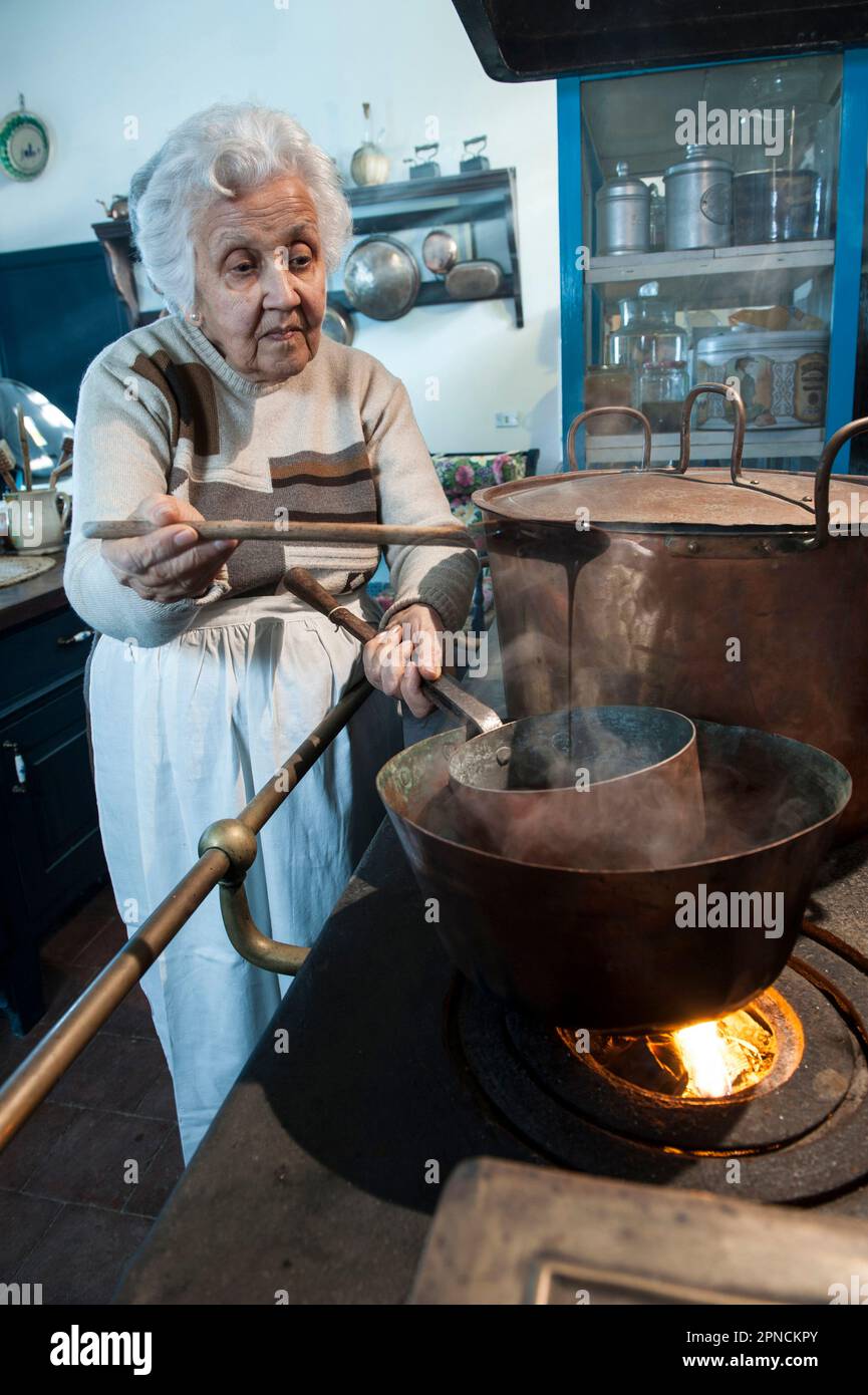 Domestic processing of chocolate according to the Modican tradition ...