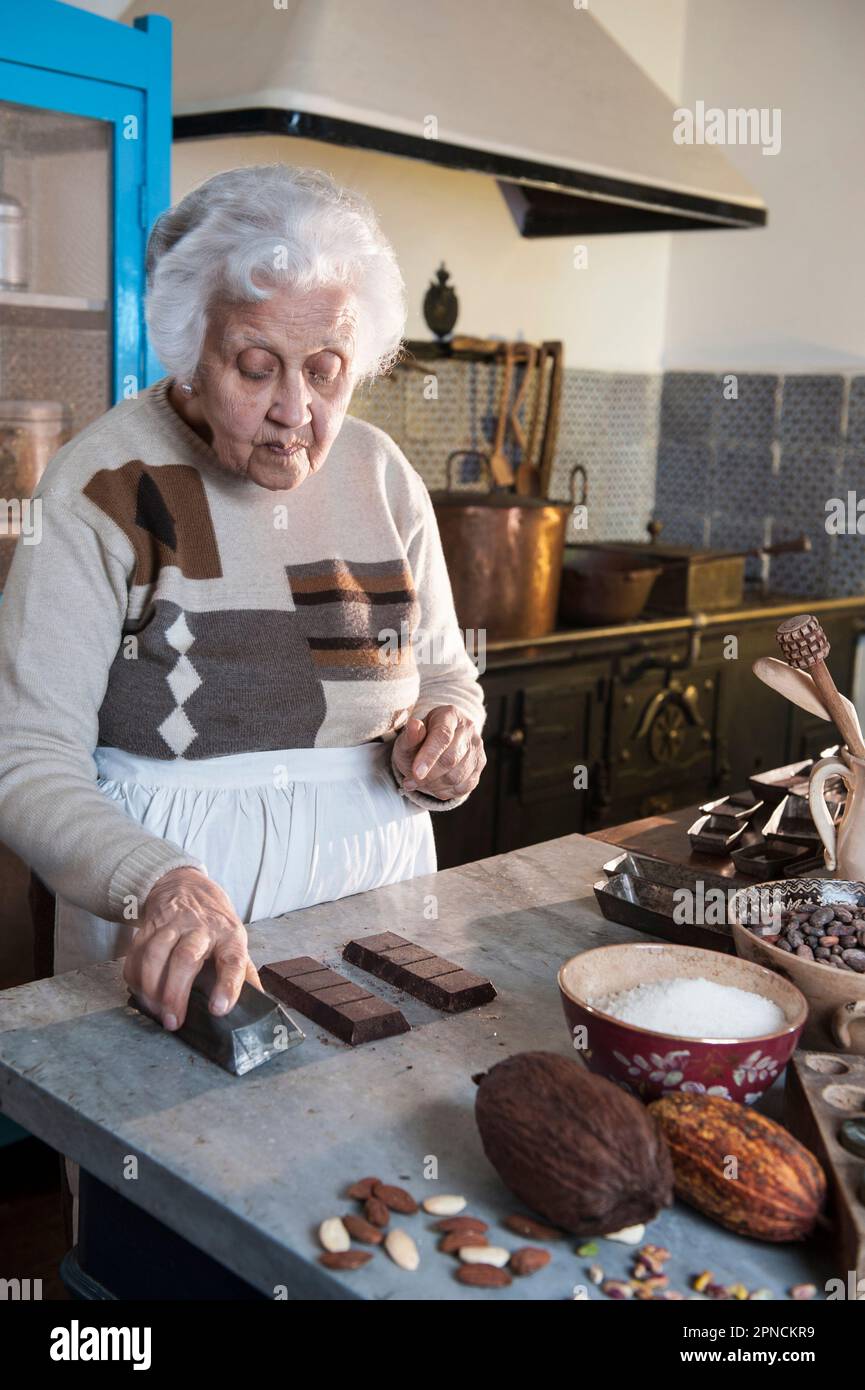 Domestic processing of chocolate according to the Modican tradition ...