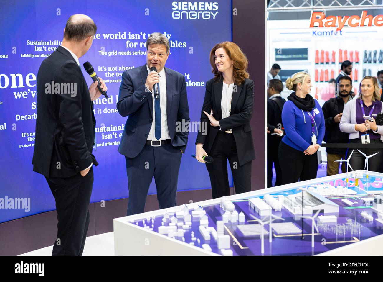 18 April 2023, Lower Saxony, Hanover: Robert Habeck (Bündnis 90/Die ...