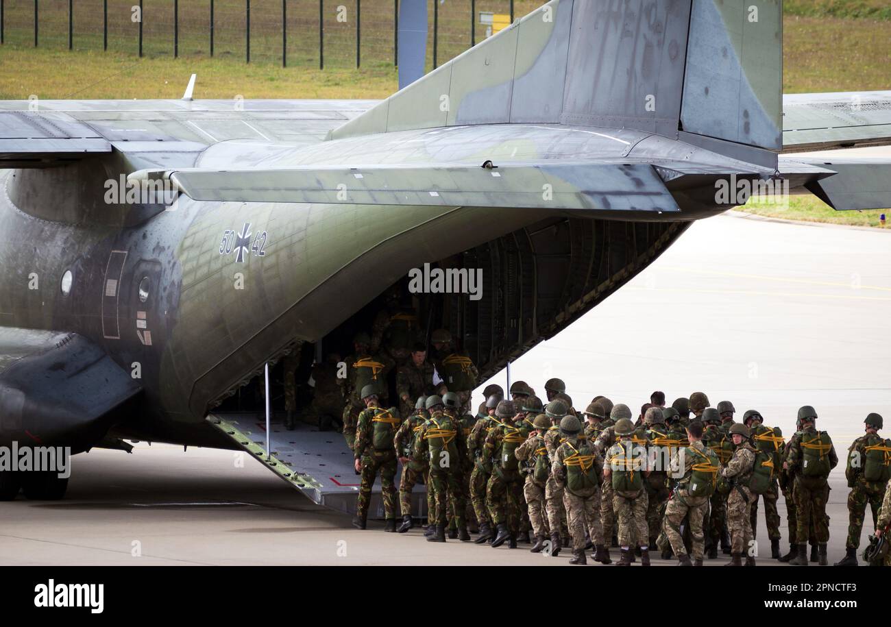 Paratroopers entering a plane hi-res stock photography and images - Alamy