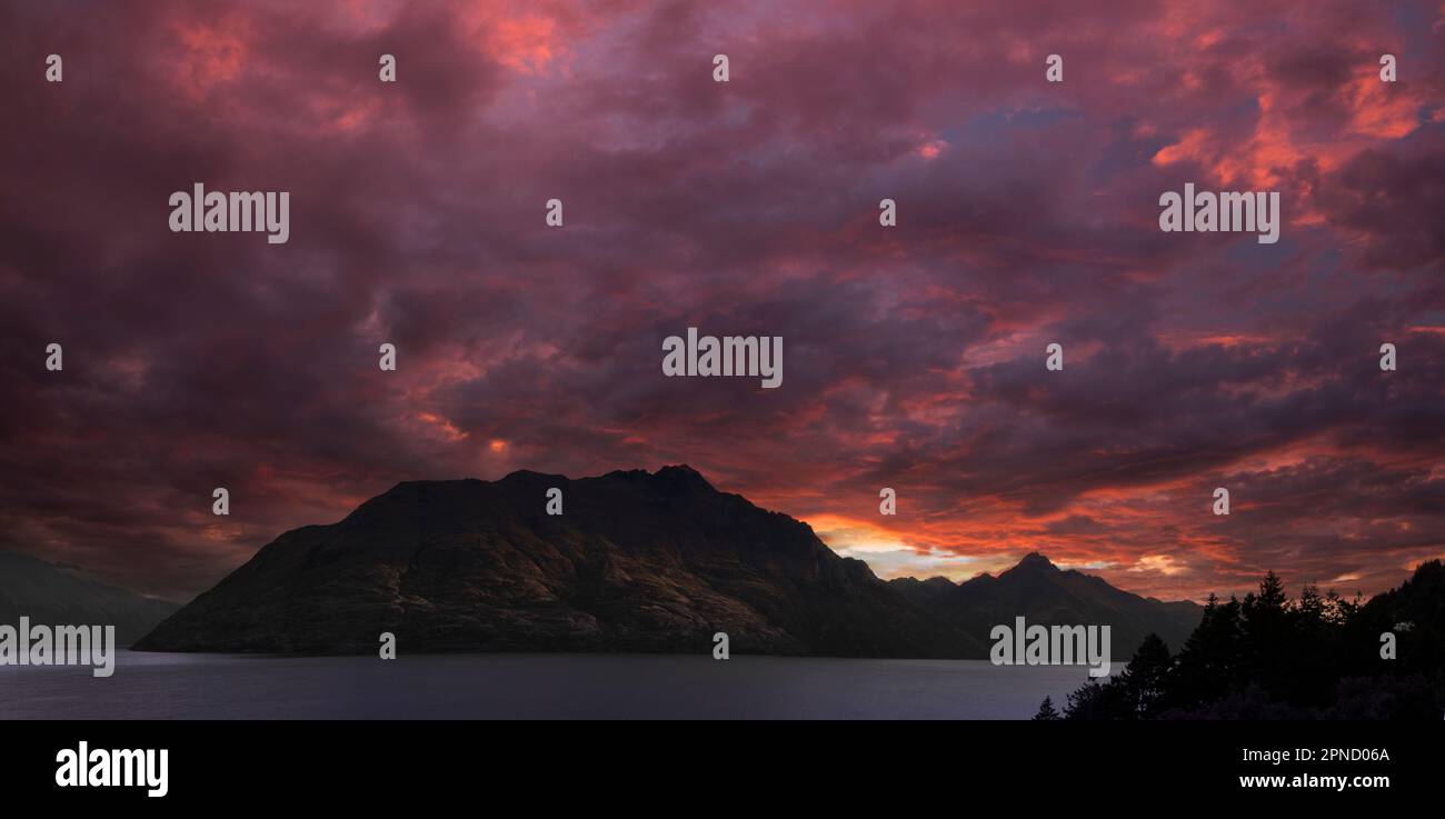 Queenstown sunset over the mountains of Cecil Peak and Walter Peak, New ...