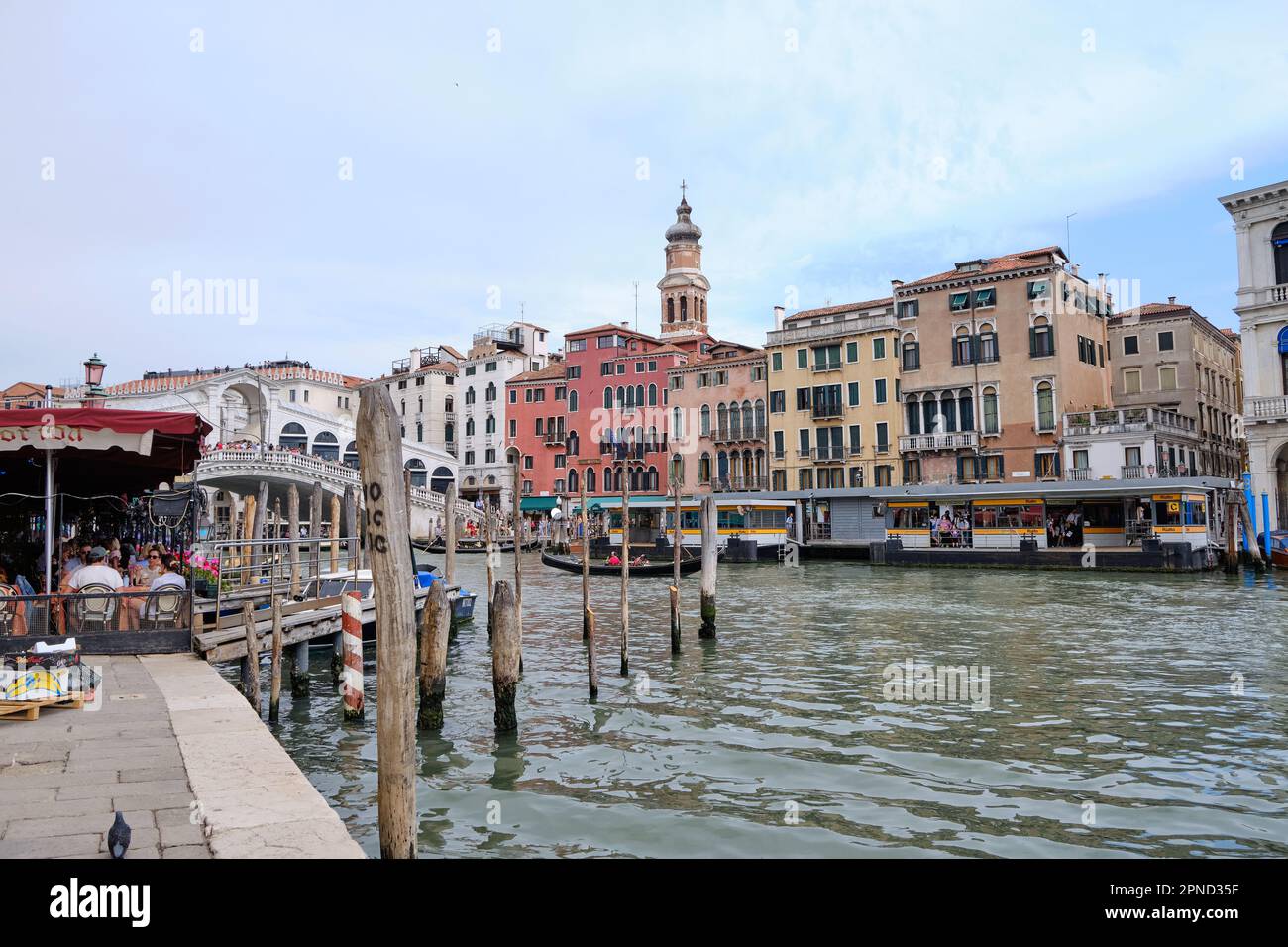 The Rialto Bridge (Ponte di Rialto), the oldest of the four bridges ...