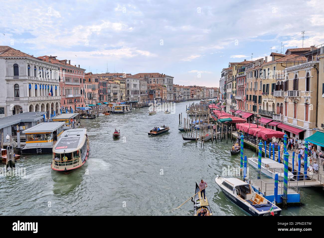 The Rialto Bridge (Ponte di Rialto), the oldest of the four bridges ...