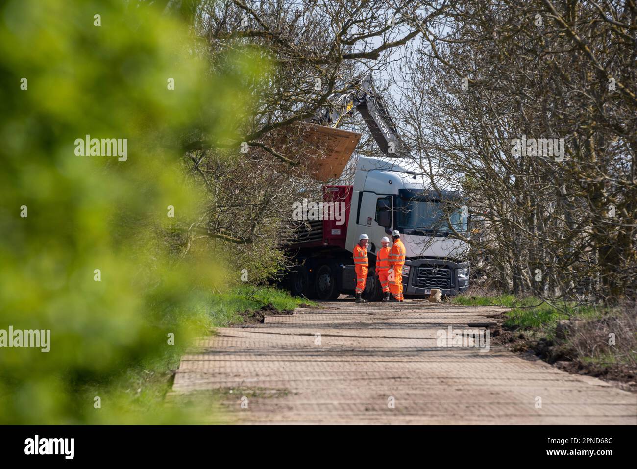 Near Abingdon on Thames, Oxfordshire, UK, 18th April 2023. A crew waits ...