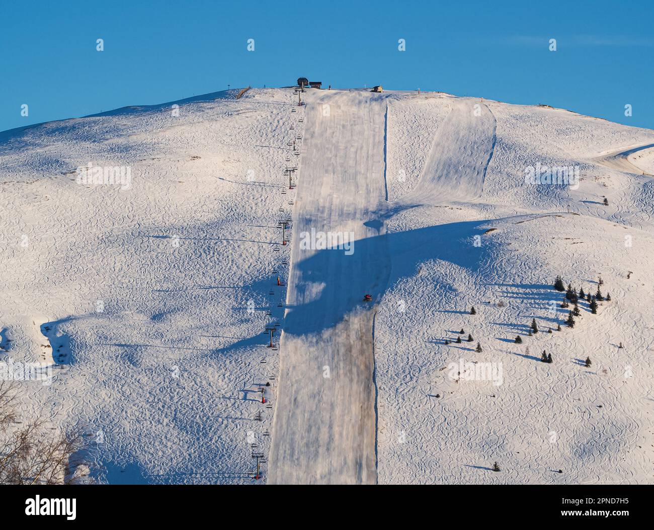 Ski slope on mountain slope in Alpe D'Huez ski resort - France Stock ...