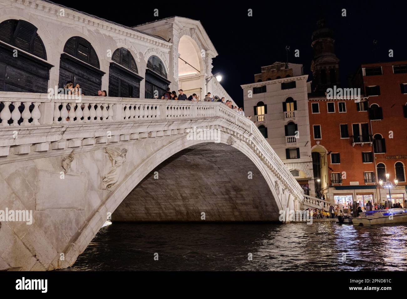 Venice: night view of Rialto Bridge ( Ponte Rialto ) on Canal Grande in ...