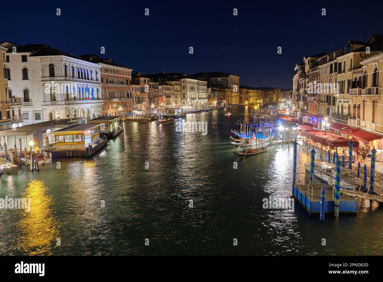 Venice: night view of Rialto Bridge ( Ponte Rialto ) on Canal Grande in ...