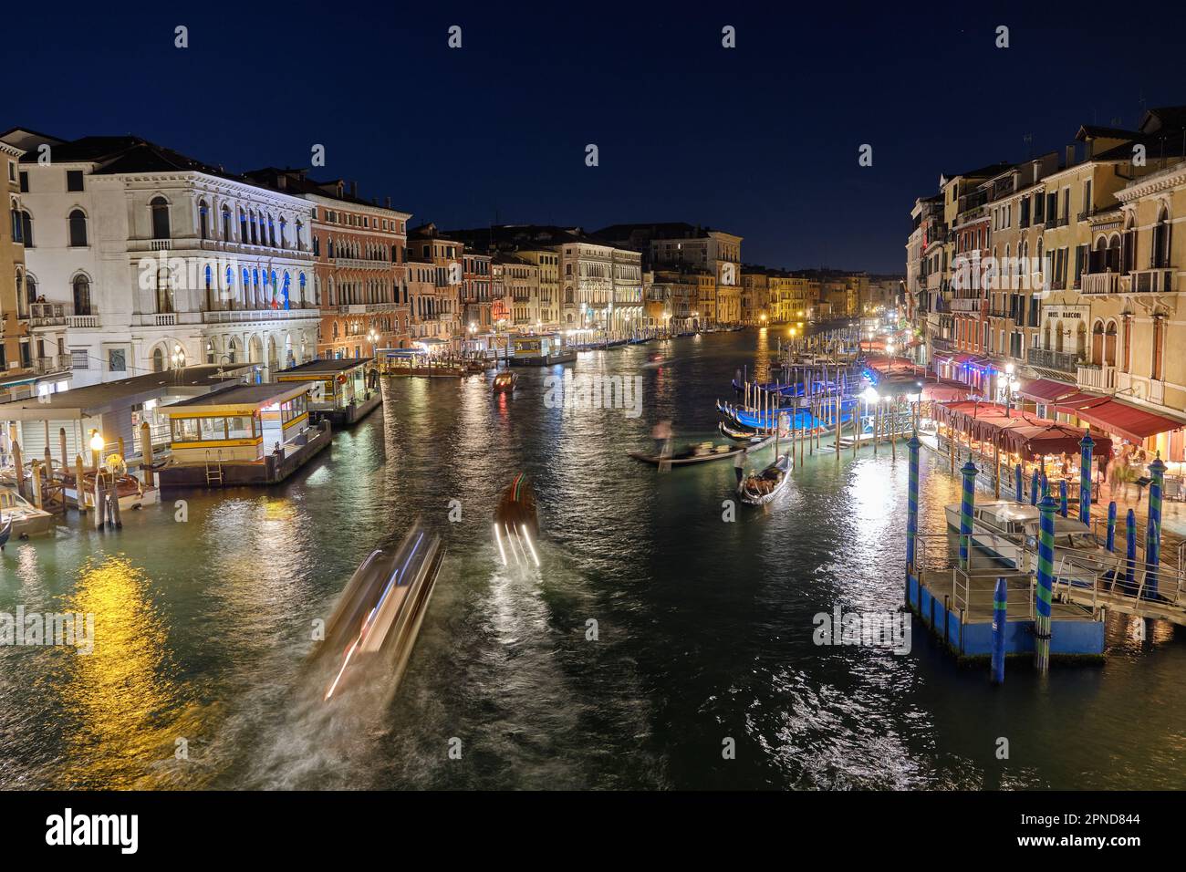Venice: night view of Rialto Bridge ( Ponte Rialto ) on Canal Grande in ...