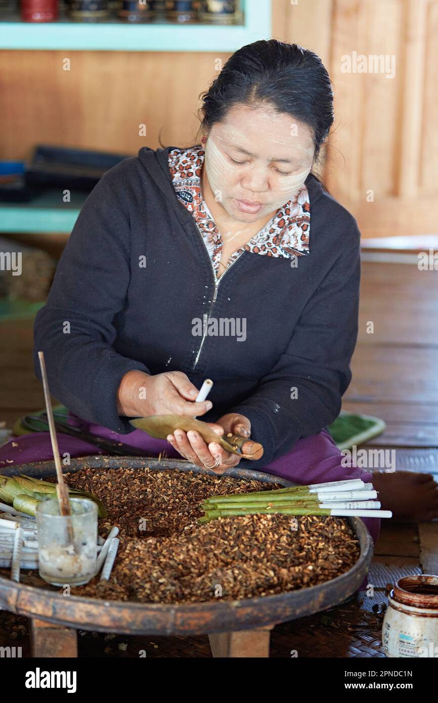 Rolling tobacco hi-res stock photography and images - Alamy