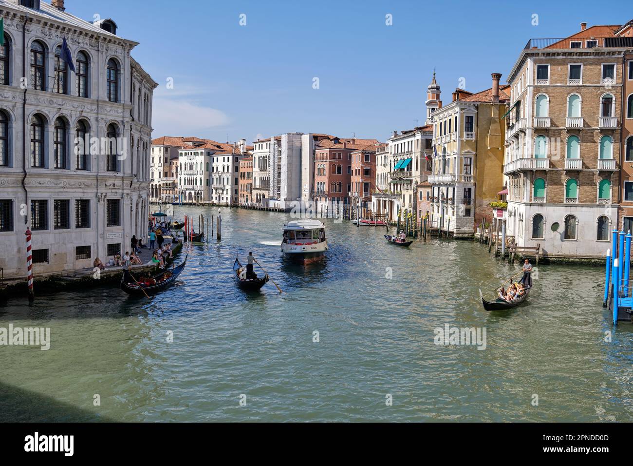The Rialto Bridge (Ponte di Rialto), the oldest of the four bridges ...