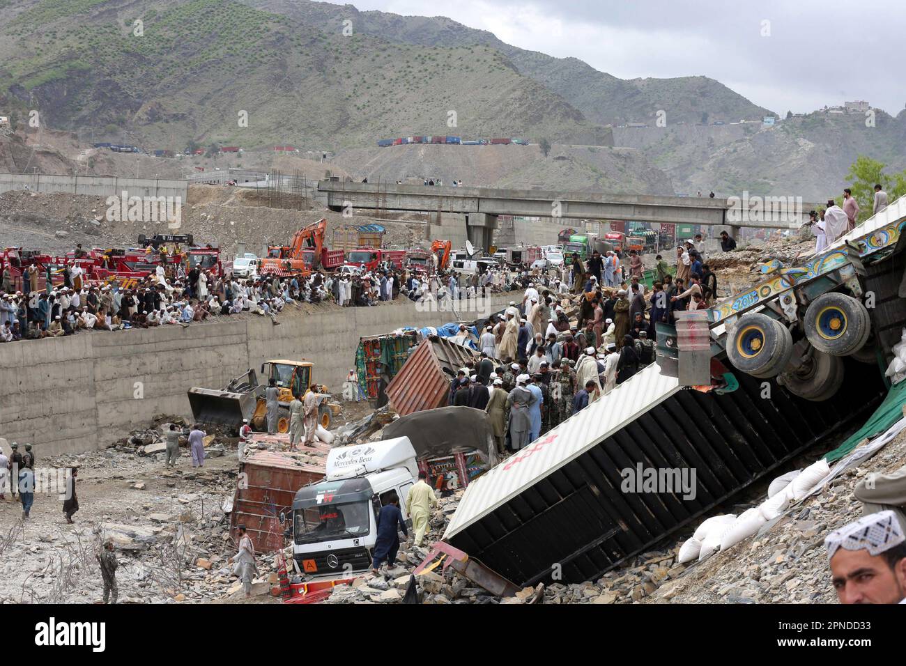 Torkham. 18th Apr, 2023. People search for victims at a landslide site ...