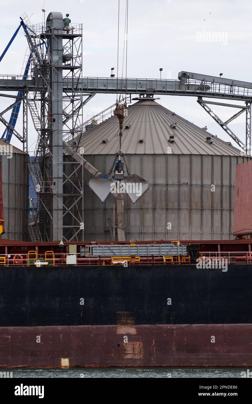 Loading barge with mineral hi-res stock photography and images - Alamy