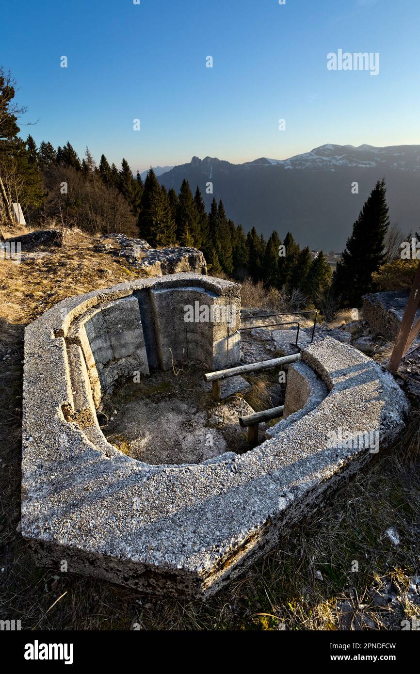 Fort Luserna: observatory of the Oberwiesen outpost. In the background ...