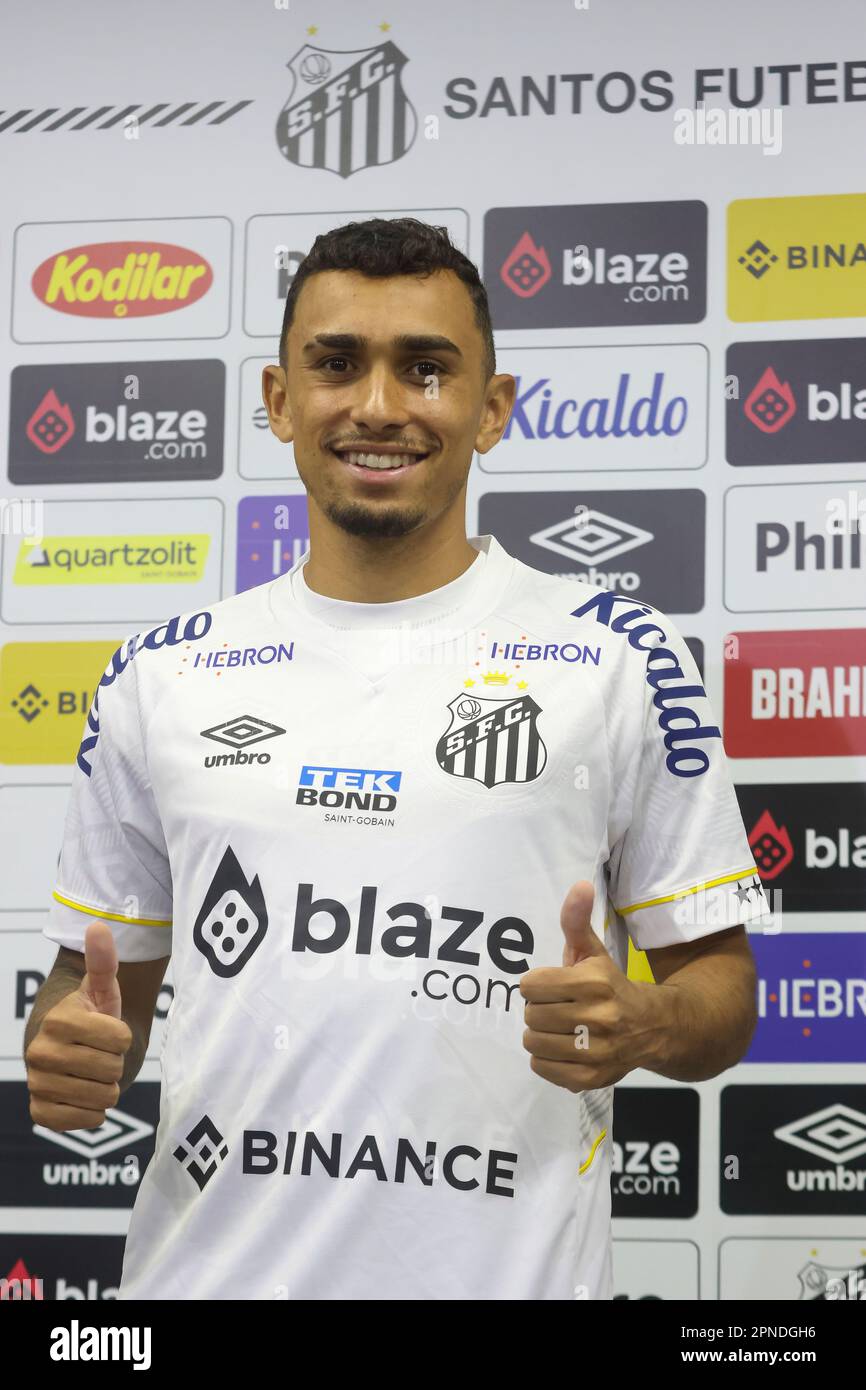 SP - SANTOS - 04/18/2023 - SANTOS, PRESENTATION - Luan Dias poses for photos during his official ...