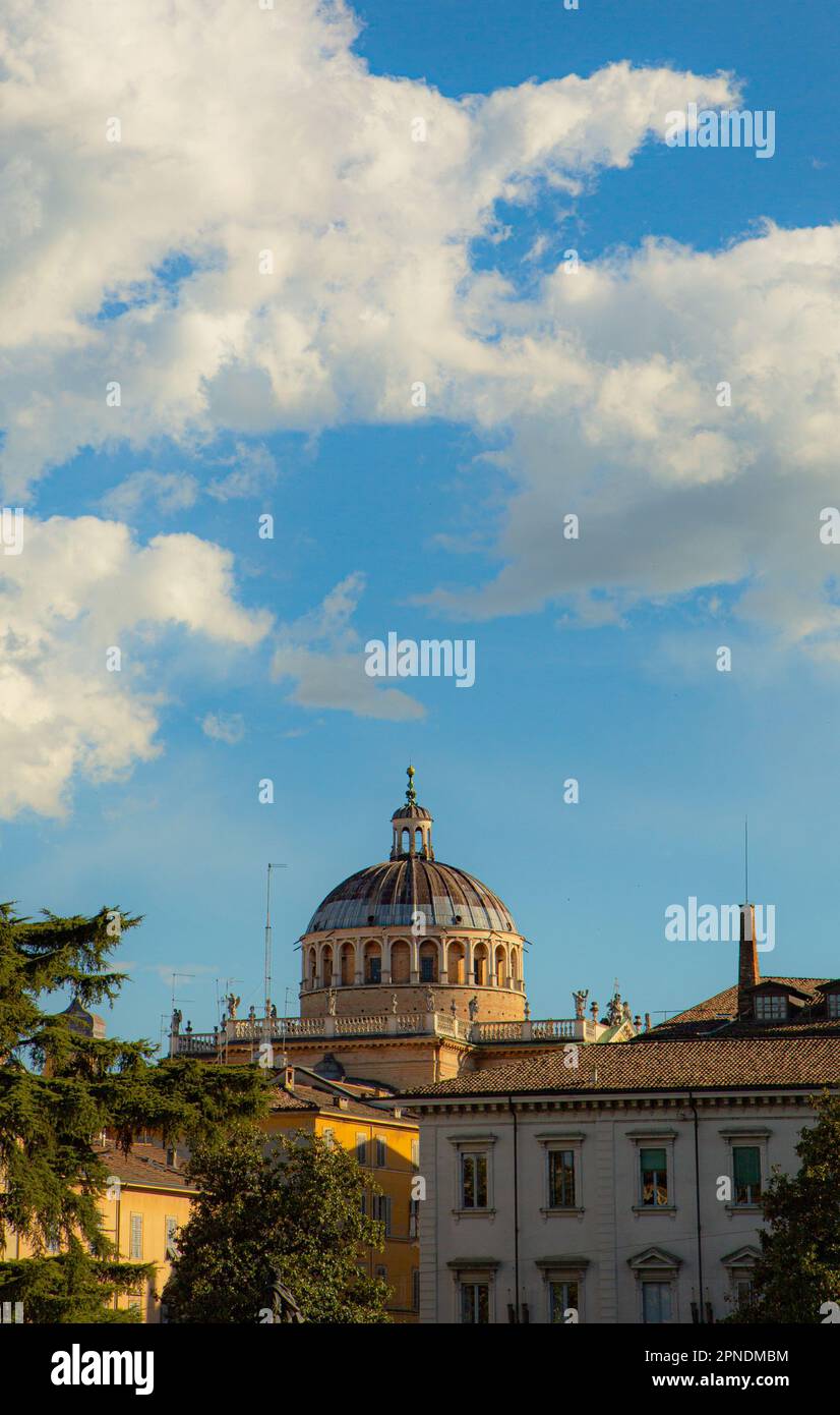 Edificio medieval italiano hi-res stock photography and images - Alamy