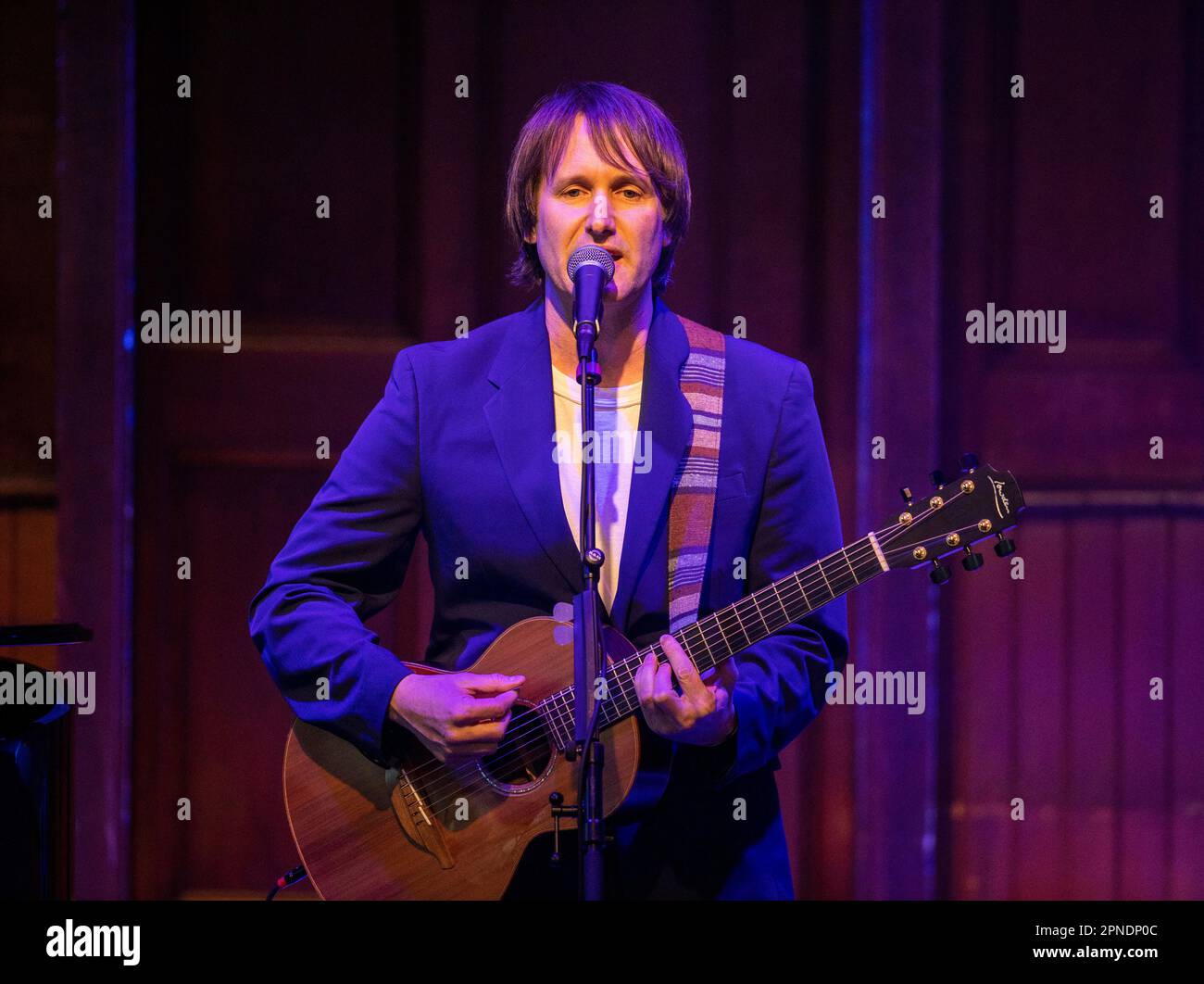 Tim Wheeler of Ash performs the song Shining Light, dedicated to Lyra ...