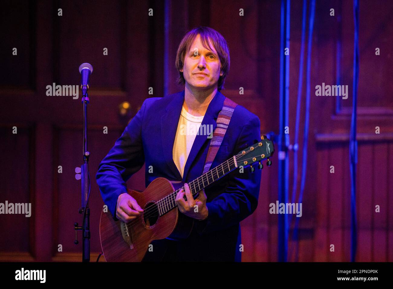 Tim Wheeler of Ash performs the song Shining Light, dedicated to Lyra ...