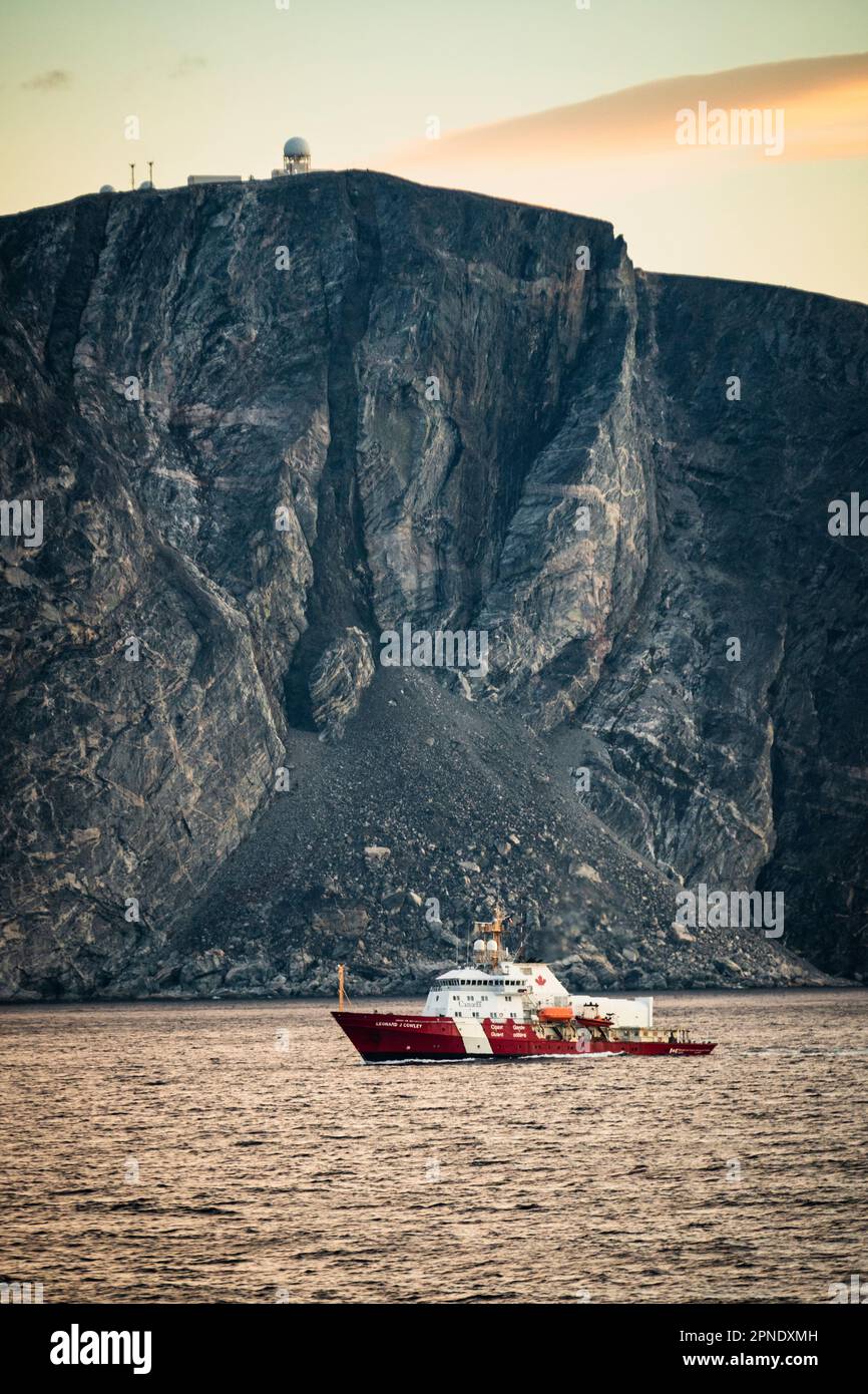 Canadian Fisheries/Coastal Patrol Vessel CCGS Leonard J Cowley underway ...