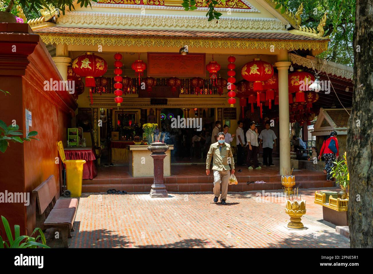 The hilltop Wat Phnom Daun Penh Buddhist Temple, Phnom Penh, Cambodia ...