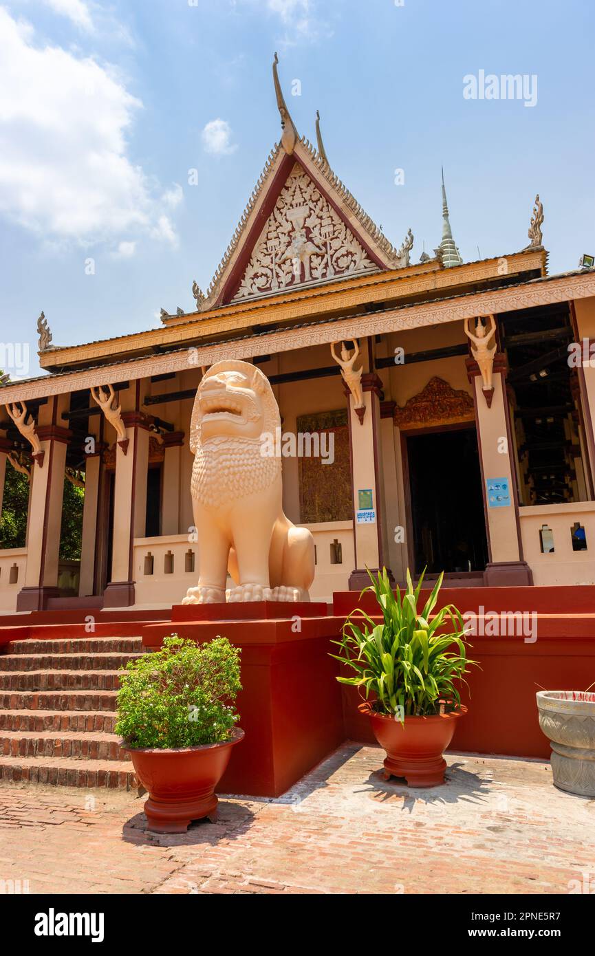 The front entrance of the hilltop Wat Phnom Daun Penh Buddhist Temple ...