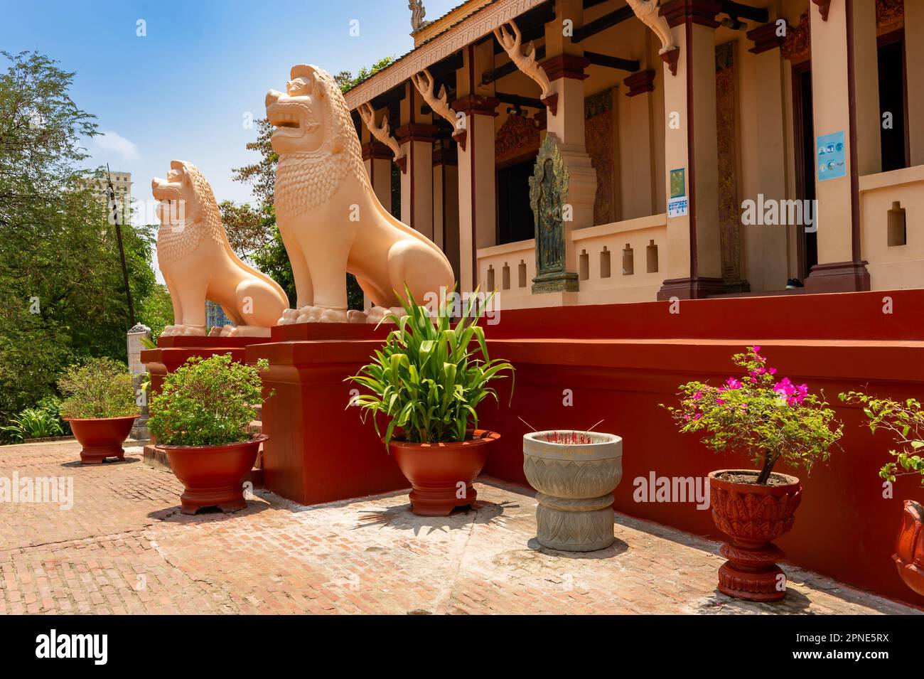 The hilltop Wat Phnom Daun Penh Buddhist Temple, Phnom Penh, Cambodia ...