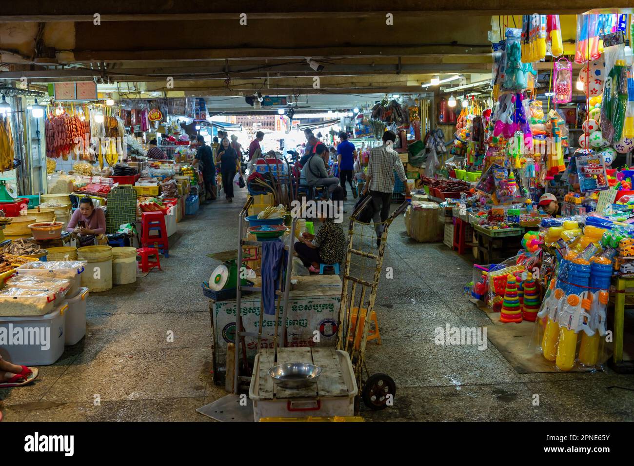 Inside the Orussey Market, Phnom Penh,Cambodia Stock Photo - Alamy