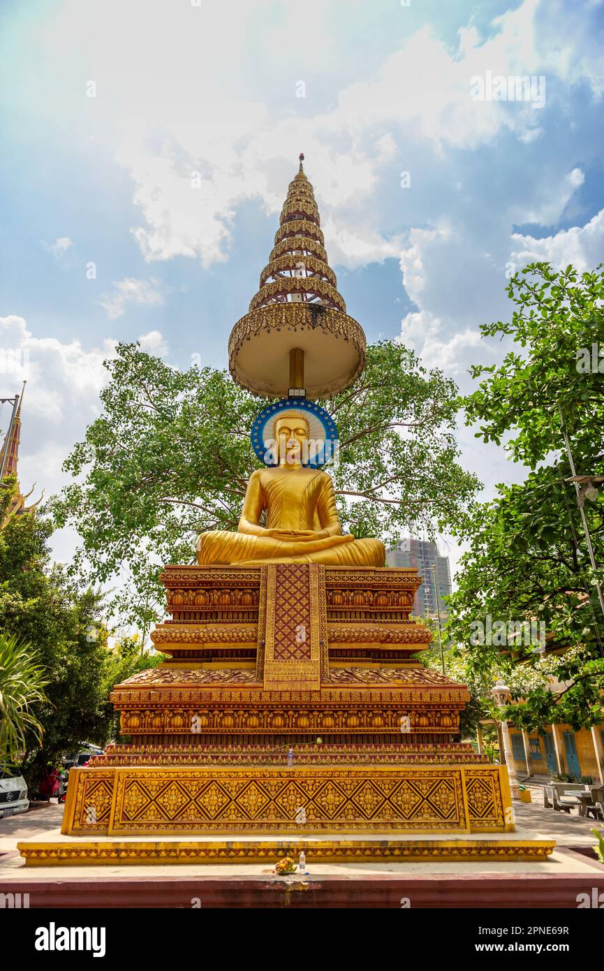 The sitting Buddha at the Preah Putt Mean Bon Pagoda, Phnom Penh ...