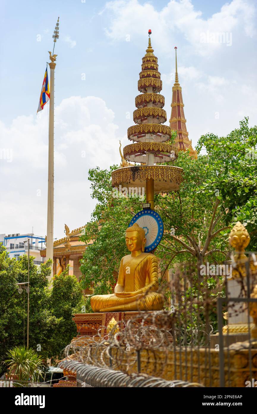 The sitting Buddha at the Preah Putt Mean Bon Pagoda, Phnom Penh ...