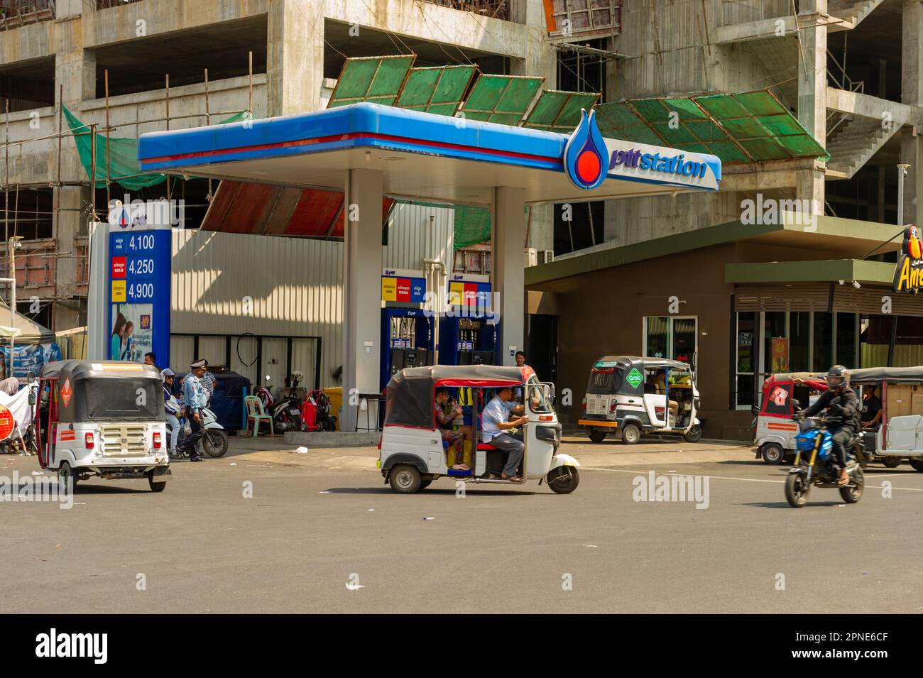 A busy PTT Gas Station in Phnom Penh, Cambodia Stock Photo - Alamy