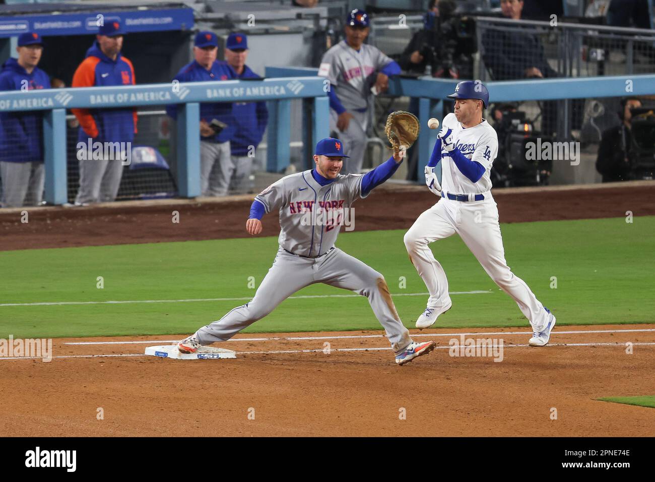 New York Mets first baseman Pete Alonso (20) reaches out to make a ...