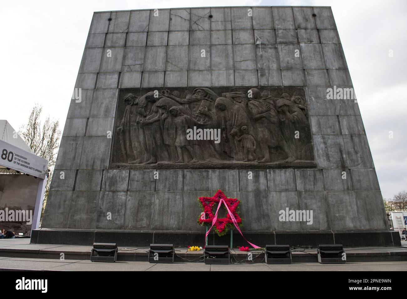 The reverse of the Monument to the Ghetto Heroes commemorates Jewish ...