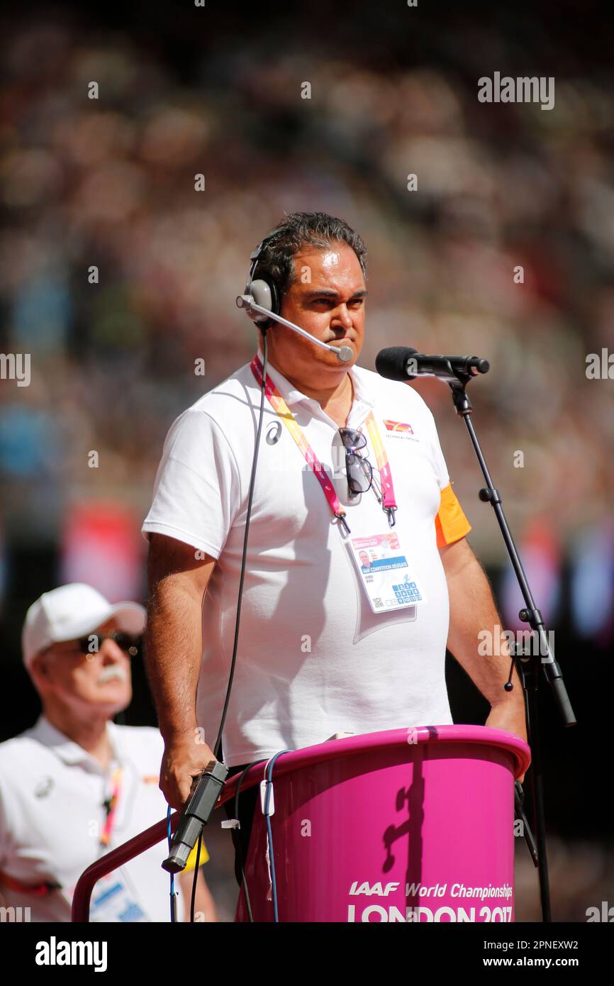Racing judge giving the start of a race in the London 2017 World ...
