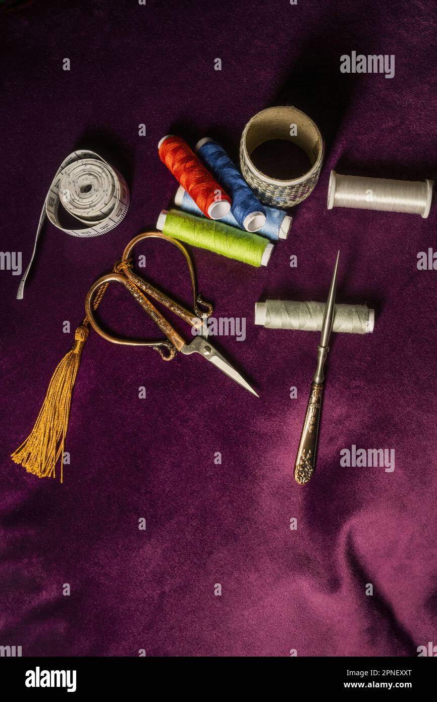 Sewing utensils, scissors, thread spools, tape measure, needles ...