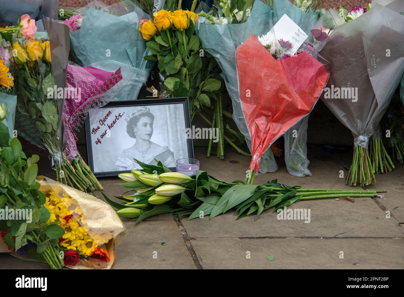 English people mourn the death of the Queen in front of Buckingham ...