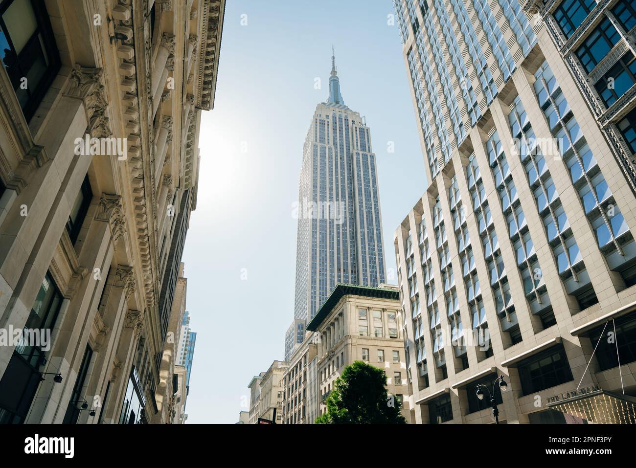 courtyard with tables in museum moma ps1 new york - okt 2022. High quality photo Stock Photo - Alamy