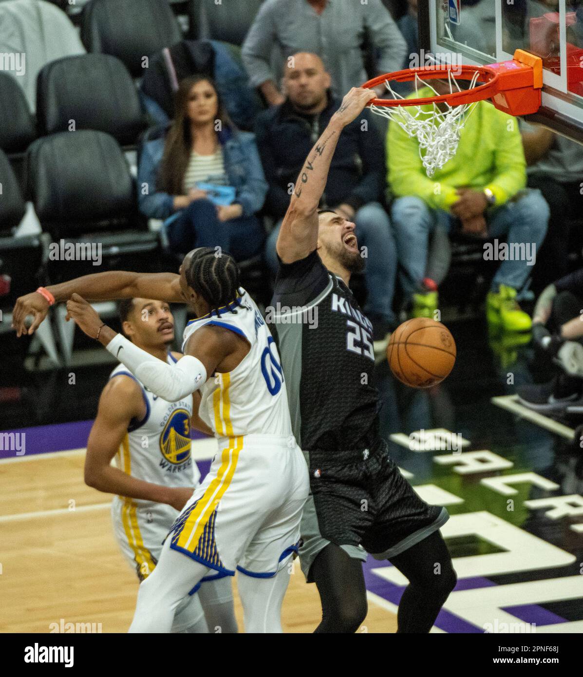 Sacramento, CA, USA. 17th Apr, 2023. Sacramento Kings center Alex Len ...