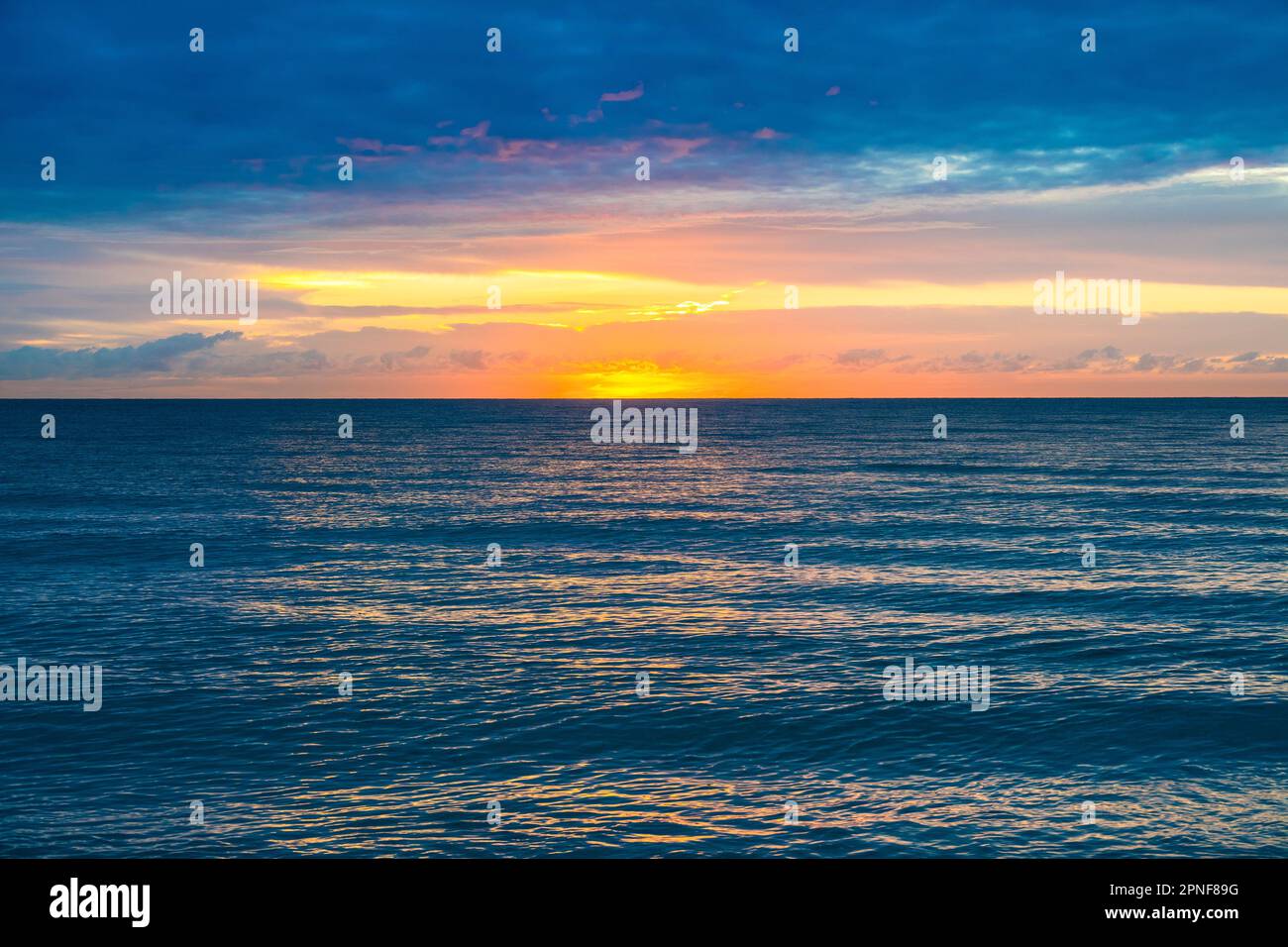 Sunset above sea sky hi-res stock photography and images - Alamy