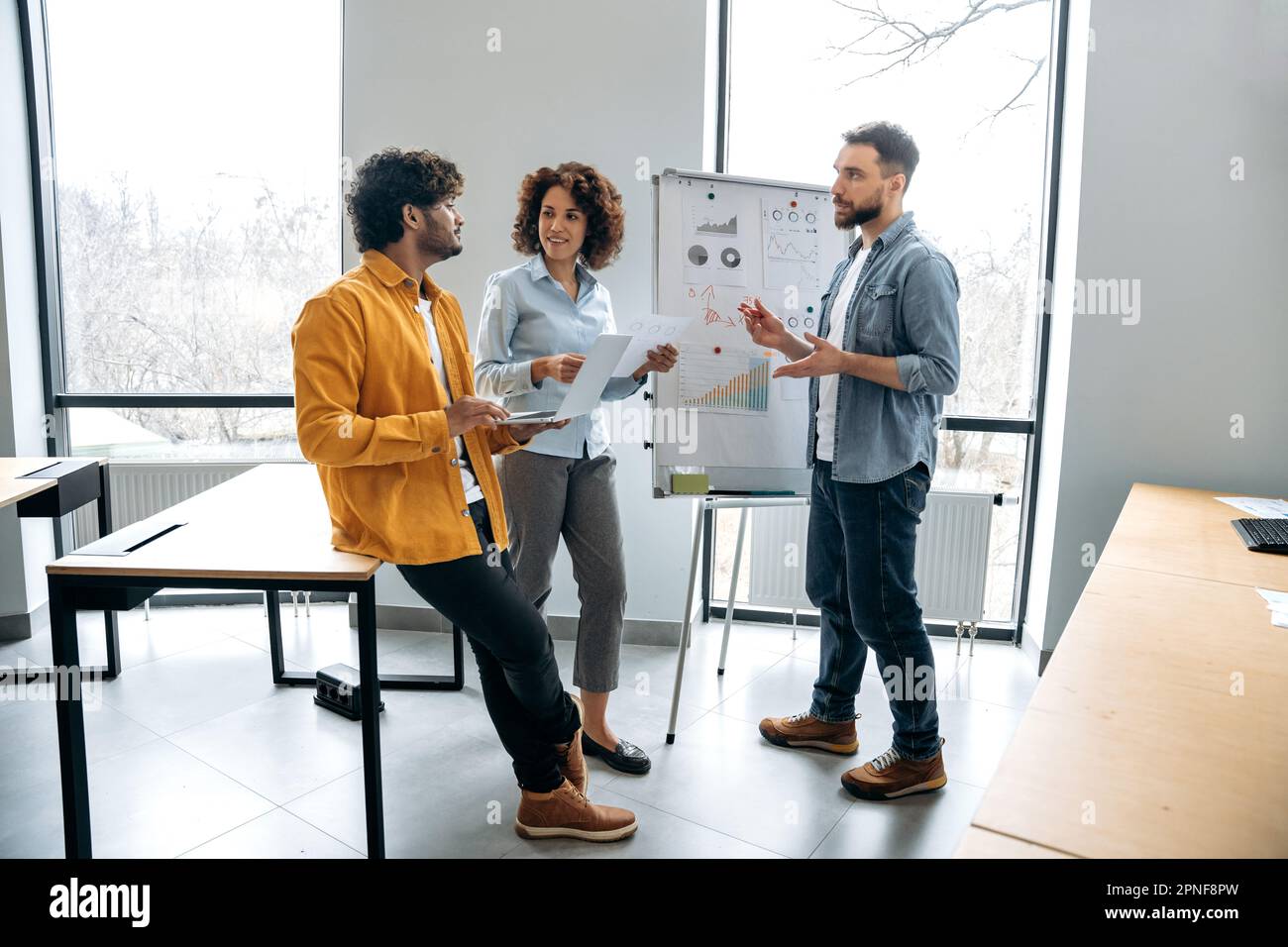 New employee office setting hi-res stock photography and images - Alamy