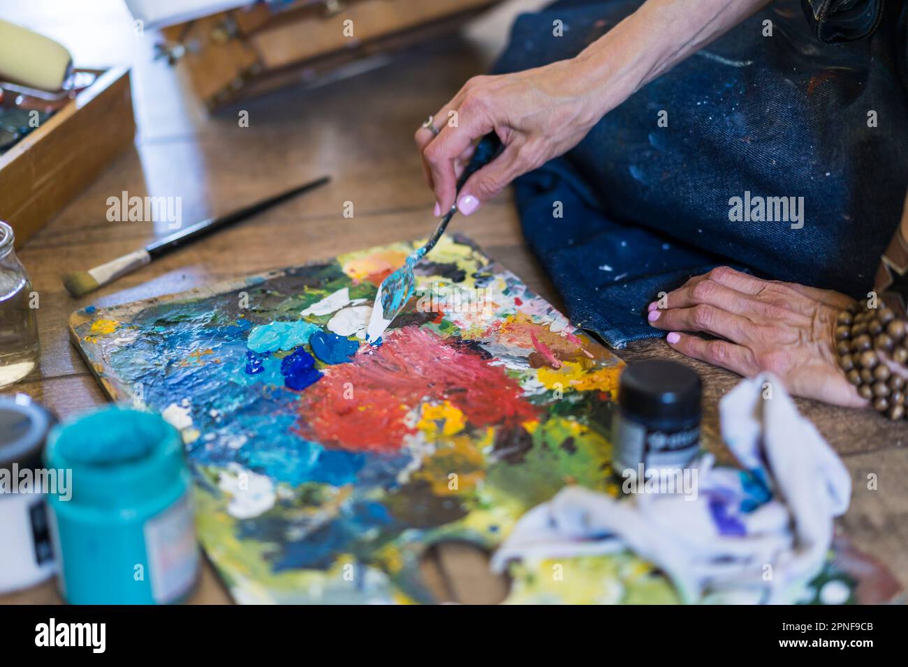 Woman pallete colors hi-res stock photography and images - Alamy
